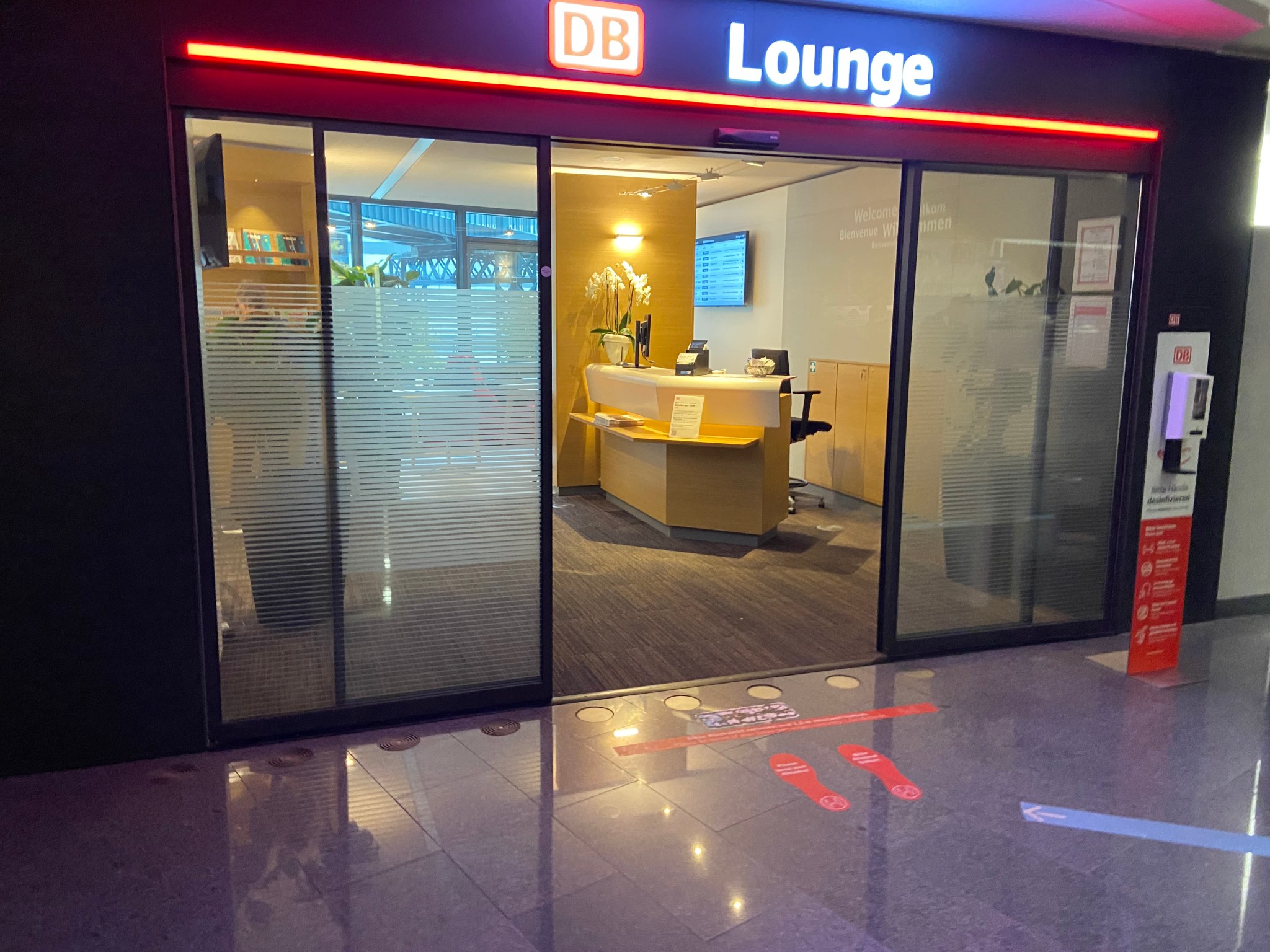 Die DB Lounge am Stuttgart Hbf, irgendwo zwischen Kaffee, Konto und ...
